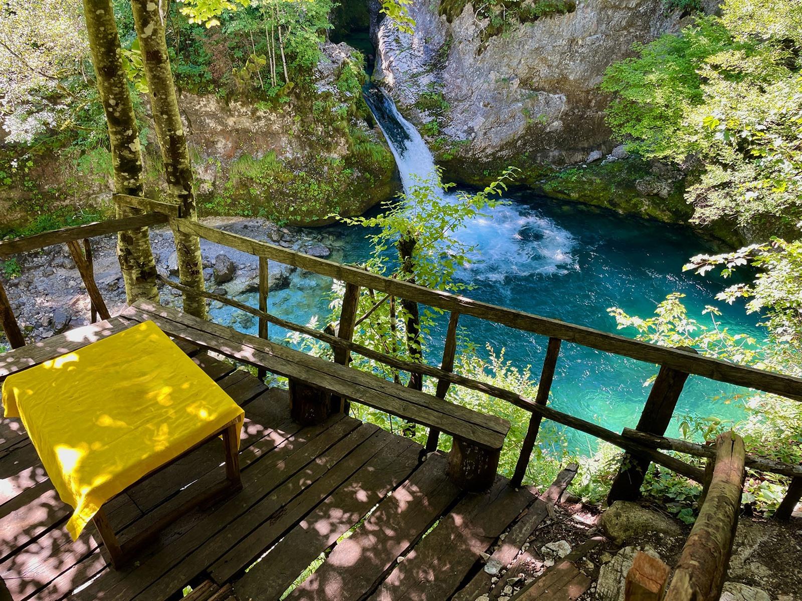 Wandeling Grunas Canyon & Blue Eye (17 km) vanuit Theth